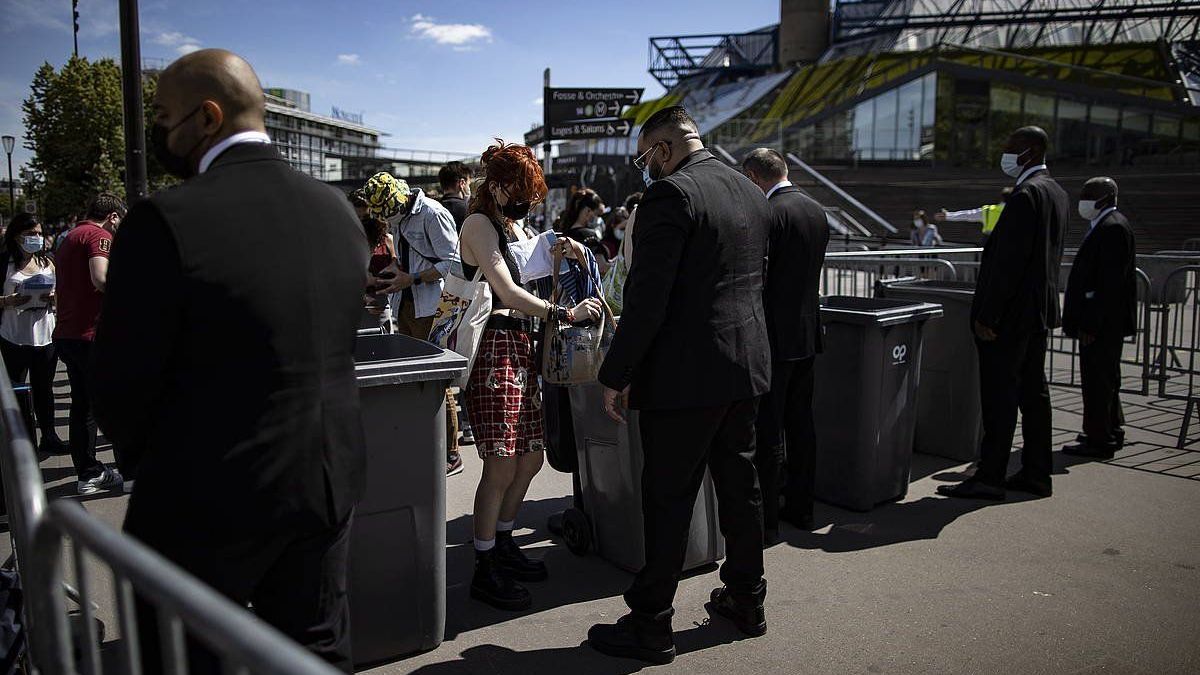 Mila lagunetik gorako ekitaldietan beharrezkoa izanen da osasun ziurtagiria Iparraldean