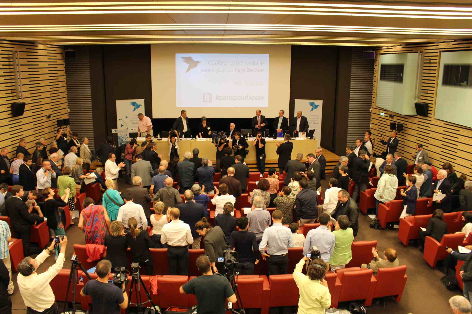 ETAri armagabetzea burutzeko eta gobernuei parte hartzeko eskatu diete