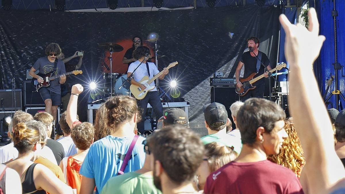 Jendez eta zubiz betetako errioa