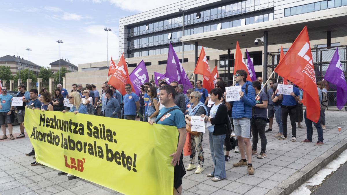 Ikastoletako langileek giza katea egingo dute bihar, Donostian