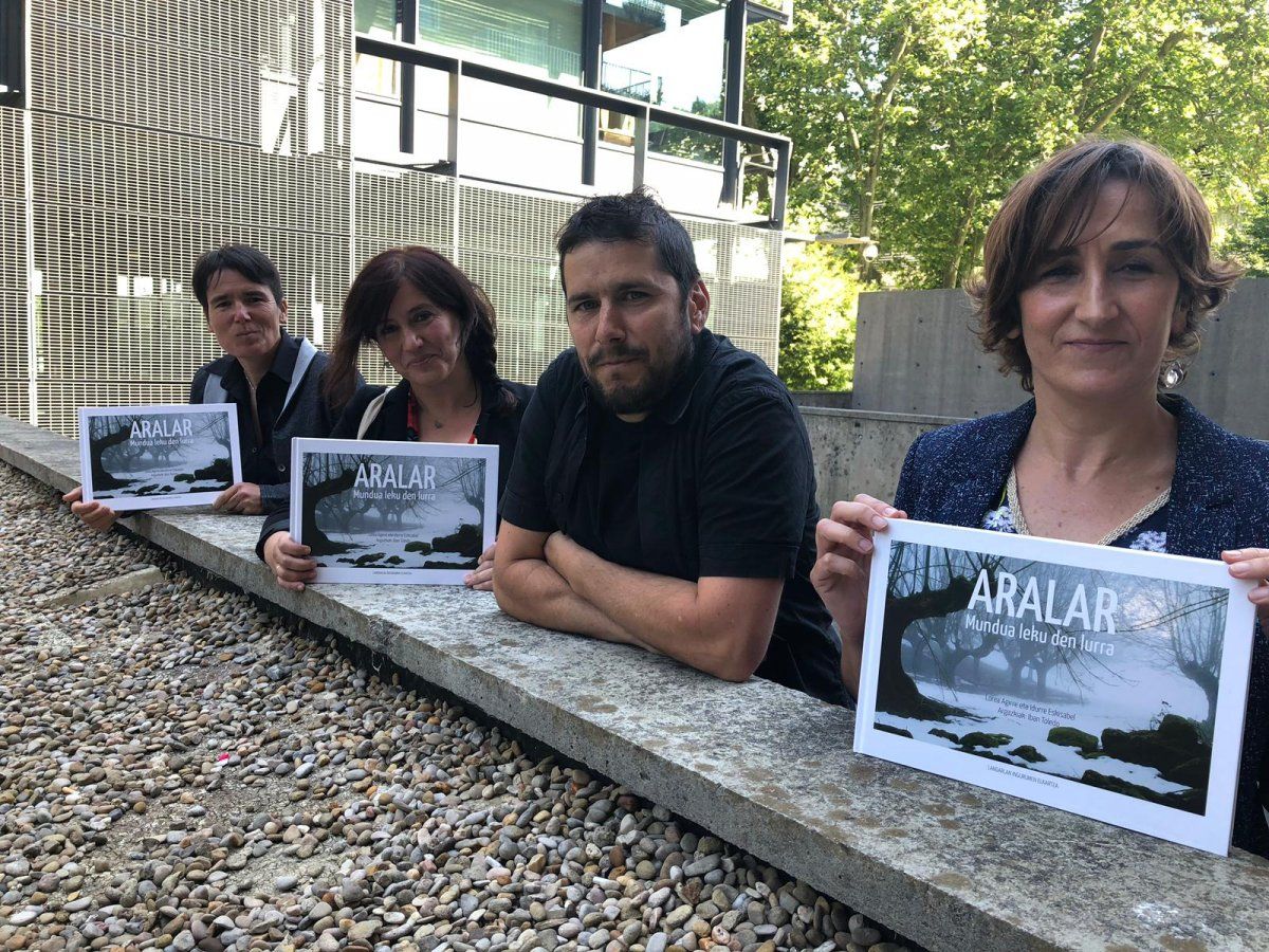 Aralarko ondare kultural eta naturala bildu dituzte liburu batean