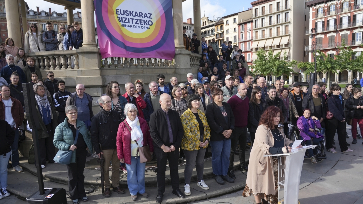Hiru zutabe, bost mezu, milaka ahots: Euskaltzaleon Martxa da gaur, Iruñean